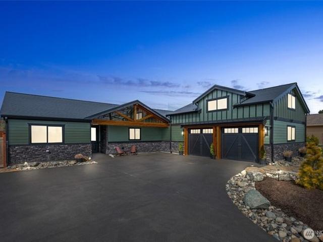 8227 Comox Rd, Blaine, WA 98230