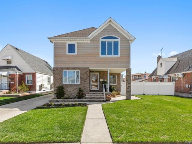 8227 th St, Glen Oaks, NY 11004