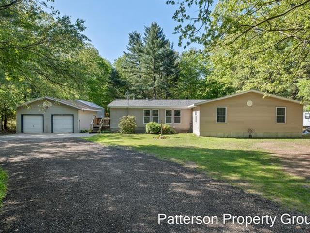 8229 E Apple Ave, Ravenna, MI 49451