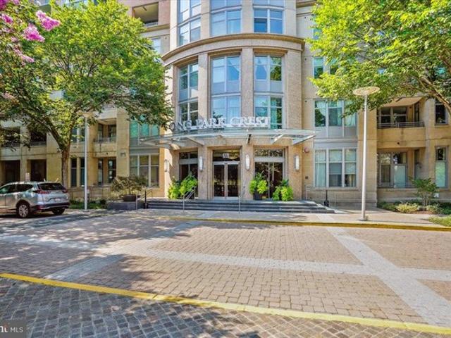 8220 Crestwood Heights Dr Apt 301, McLean, VA 22102