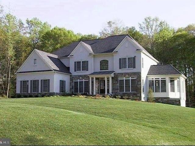 8220 Roseland Dr, Fairfax Station, VA 22039