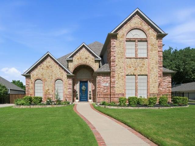 8221 Thornhill Dr, North Richland Hills, TX 76182