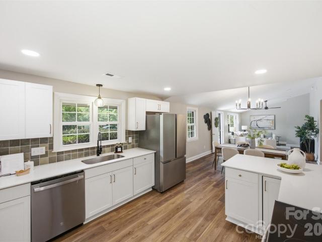 8223 Knollwood Circle