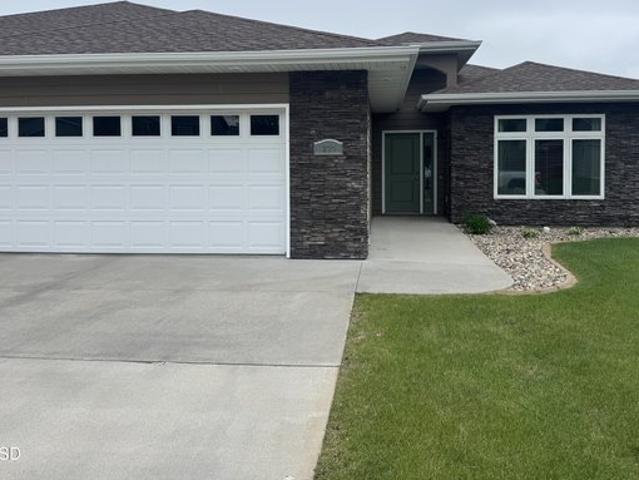 822 16th Ave NE, Watertown, SD 57201