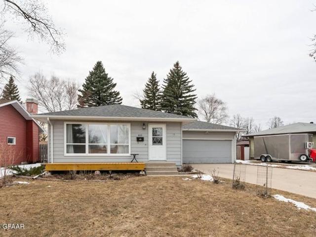 822 22nd St S, Grand Forks, ND 58201