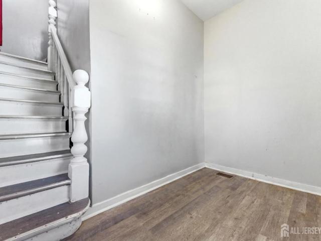 822 24 W 6th Street
