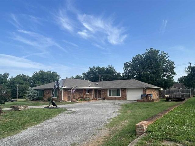 822 E 2nd St, Cushing, OK 74023