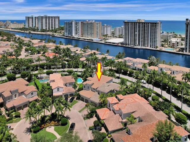 822 Spinnaker Dr E, Hollywood, FL 33019