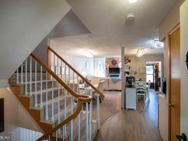 822 W Aaron Drive