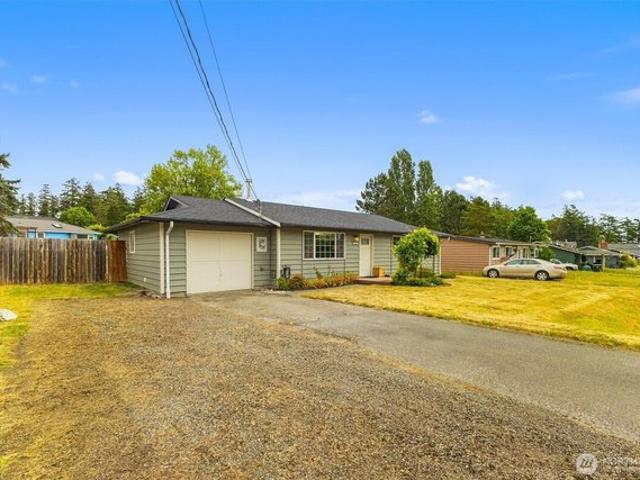 822 Walker Ave, Oak Harbor, WA 98277