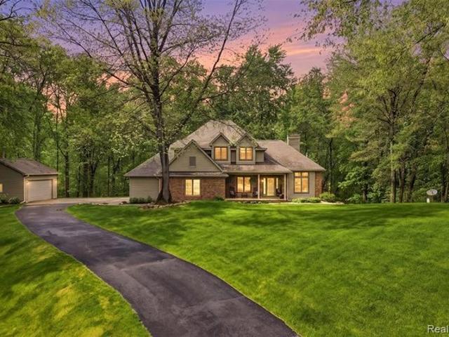 8235 Ironwood Dr, Hamburg Township, MI 48169