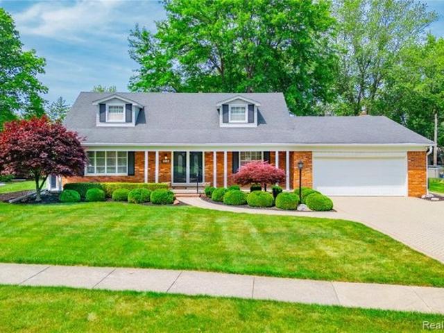 8236 Burning Bush Rd, Grosse Ile, MI 48138
