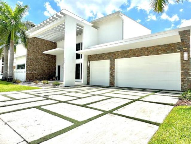 8236 33rd Ter NW, Doral, FL 33122