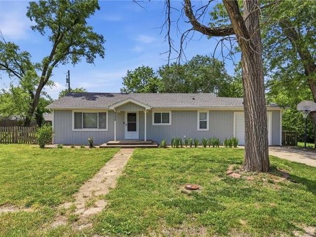 8230 Cherokee St, De Soto, KS 66018