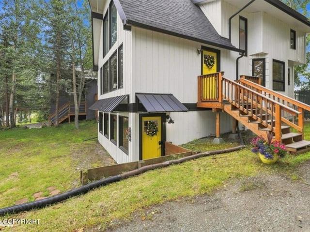 8230 Seacliff St, Anchorage, AK 99502