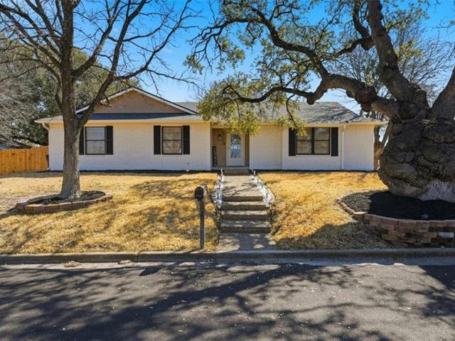 8230 Shadow Wood Dr, Woodway, TX 76712