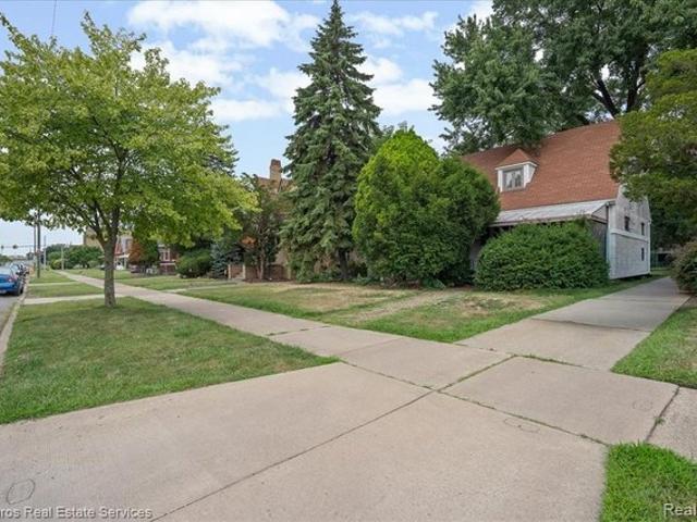8233 E Outer Dr, Detroit, MI 48213