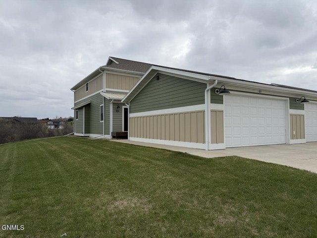 823 14th St SE, Mandan, ND 58554