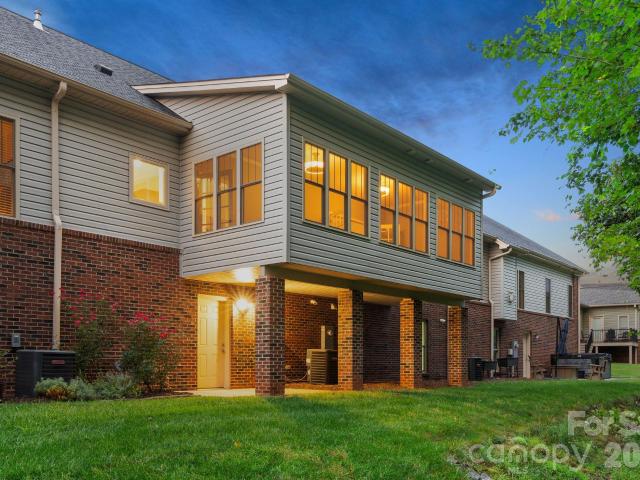 823 Iris Lane