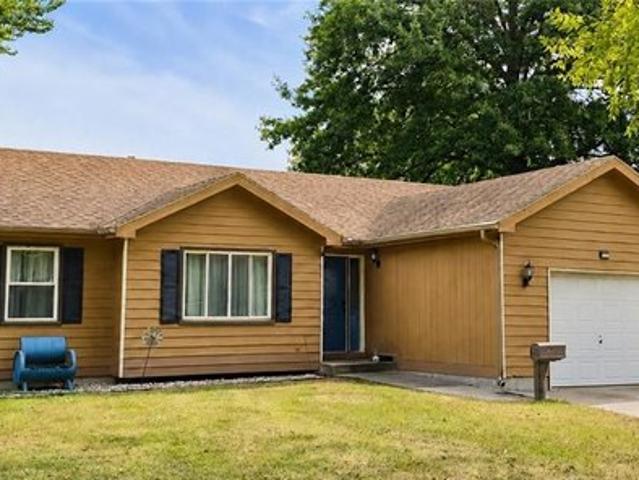 823 S Sycamore St, Ottawa, KS 66067