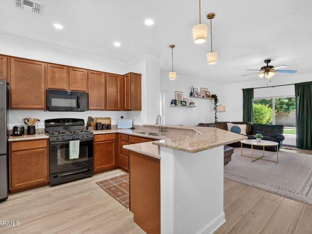823 W WITT Avenue