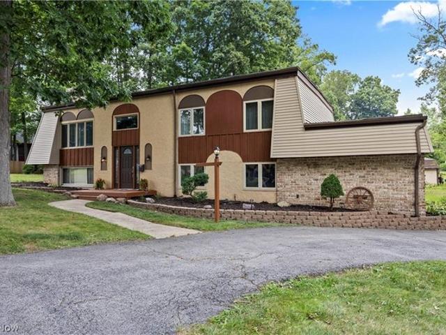 823 Willow Hollow Ct, Amherst, OH 44001
