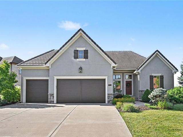 8245 Westlake Dr, Parkville, MO 64152