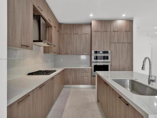 8245 44th St NW, Doral, FL 33166