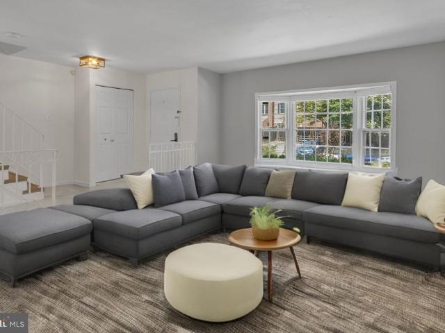 8247 Clifton Farm Court