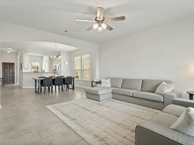 8240 Robin Gate, Selma, TX 78154