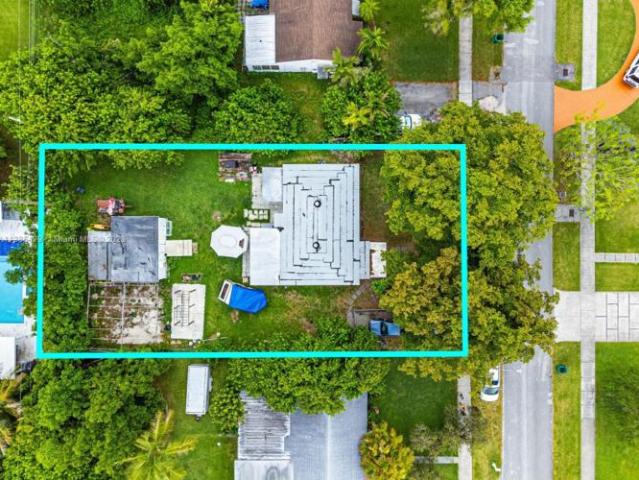8241 37th St SW, Miami, FL 33155