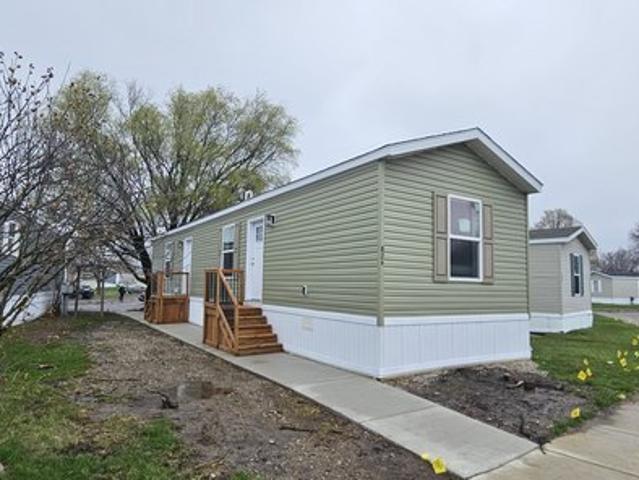 824 Cour Marie St, Warren, MI 48091