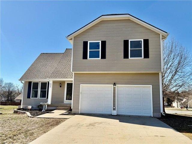824 S Elk Ln, Bonner Springs, KS 66012