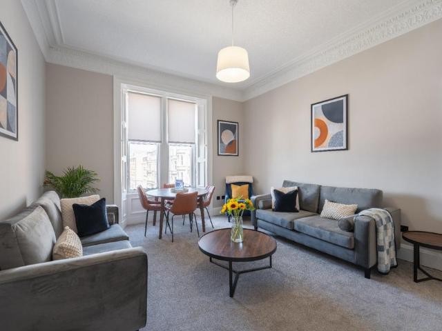 82/4 Polwarth Gardens Polwarth. 4 bed flat to rent £3,500 pcm £808 pw