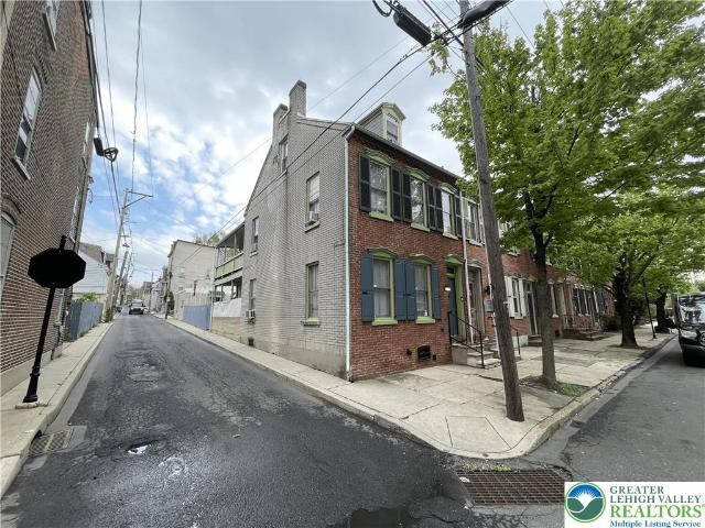824 W Gordon