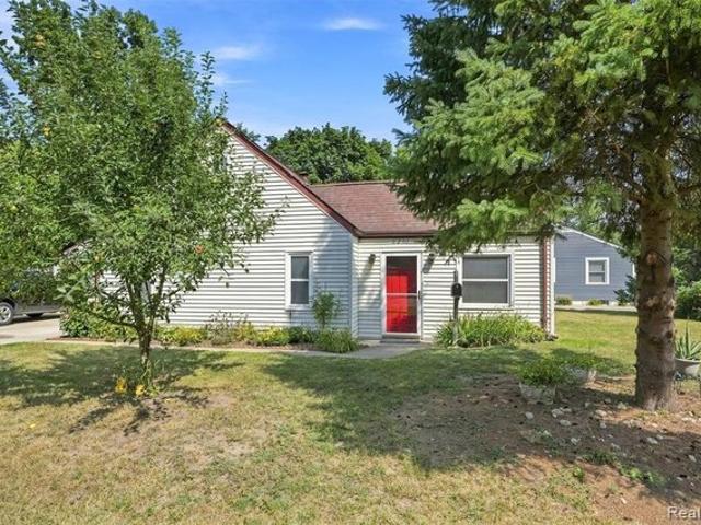 8251 McClellan St, Utica, MI 48317
