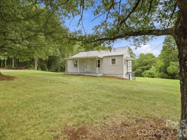 825 21st Street Dr SE, Hickory, NC 28602