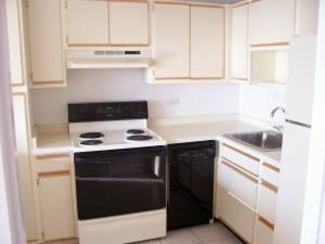$825 / 540ft² Lrg Studio sublet FREE HEAT Indoor parking Short lease Call today! Downtown Milwaukee MSOE area