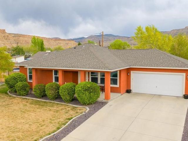 825 Cabernet Dr, Palisade, CO 81526