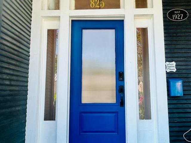 825 Burleson