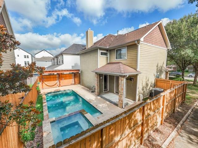 825 Fisher St, Houston, TX 77018