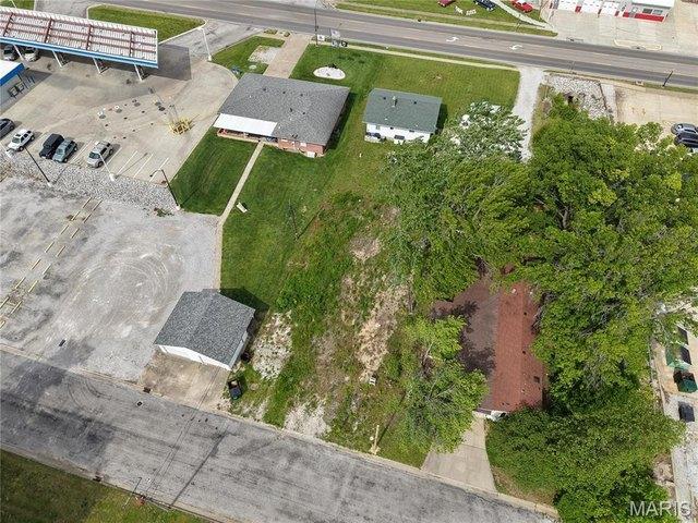 825 Hartman Dr, Red Bud, IL 62278