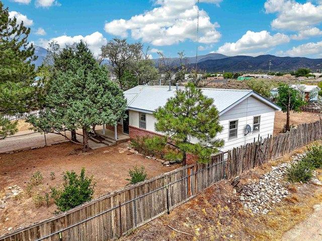 825 Hill Dr, Taos, NM 87571