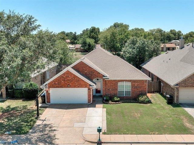 825 Oak Creek Dr, Moore, OK 73160