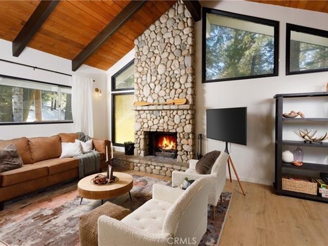 825 Lake View Ln, Twin Peaks, CA 92391