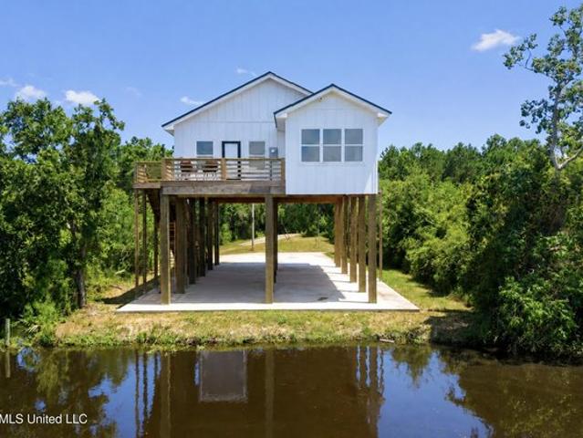 825 Larkspur Ln, Bay Saint Louis, MS 39520