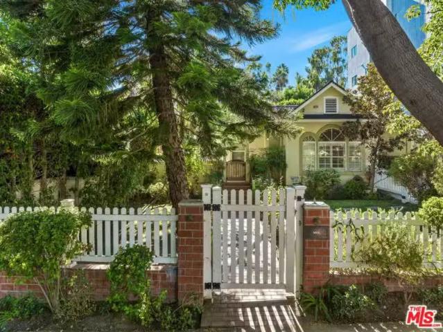 825 Larrabee St, West Hollywood, CA 90069