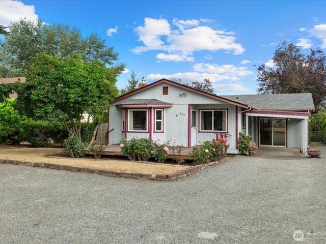825 Livingston Bay Shore Dr, Camano Island, WA 98282