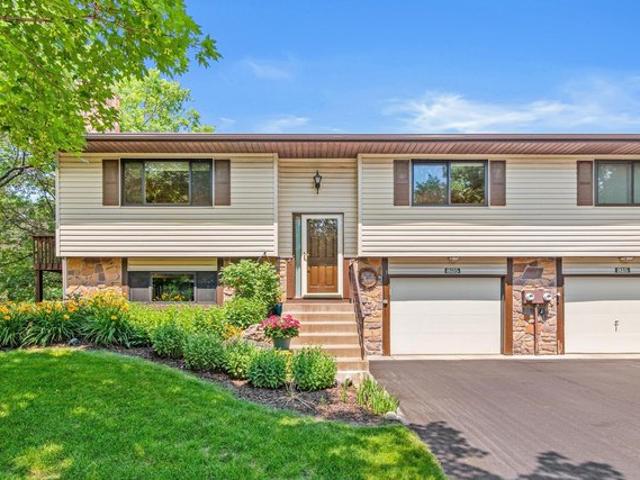 825 Martha Lake Ct, Shoreview, MN 55126