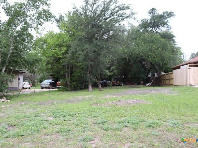 825 N Commerce St, Lockhart, TX 78644